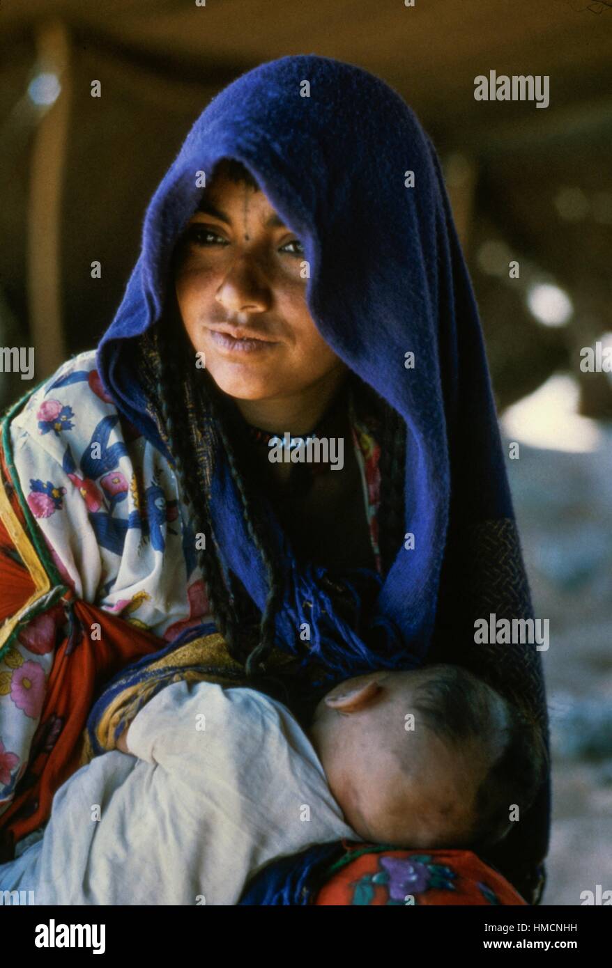 A woman and child of the nomadic Rebaia tribe, Sahara Desert, Algeria ...
