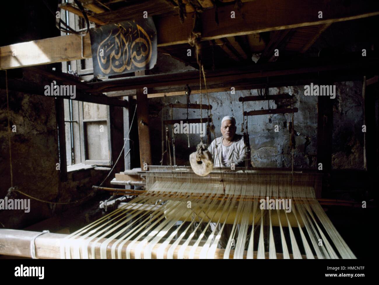 Man weaving loom hi-res stock photography and images - Alamy
