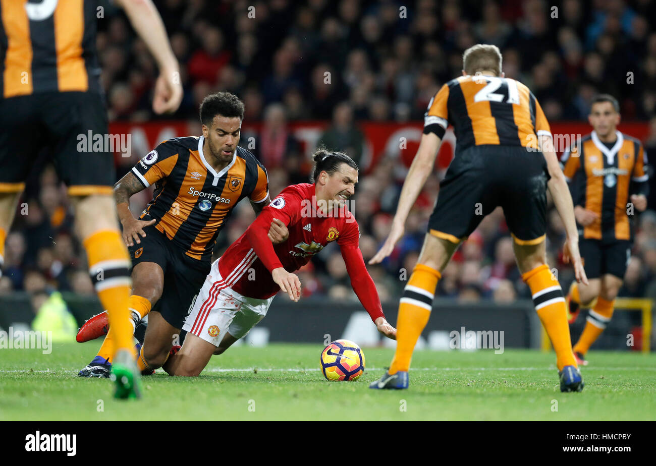 Hull City's Tom Huddlestone (left) and Manchester United's Zlatan ...