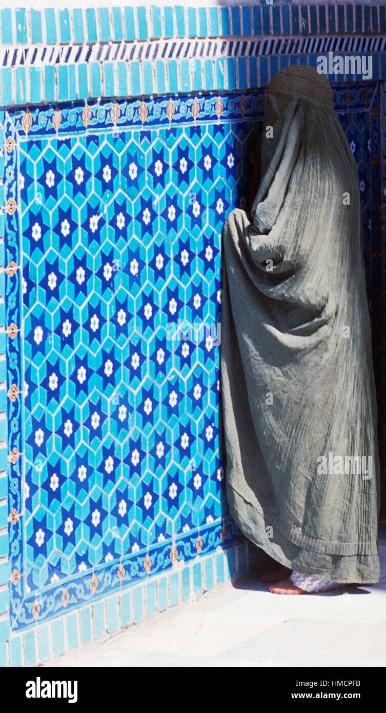 Full burqa hi-res stock photography and images - Alamy