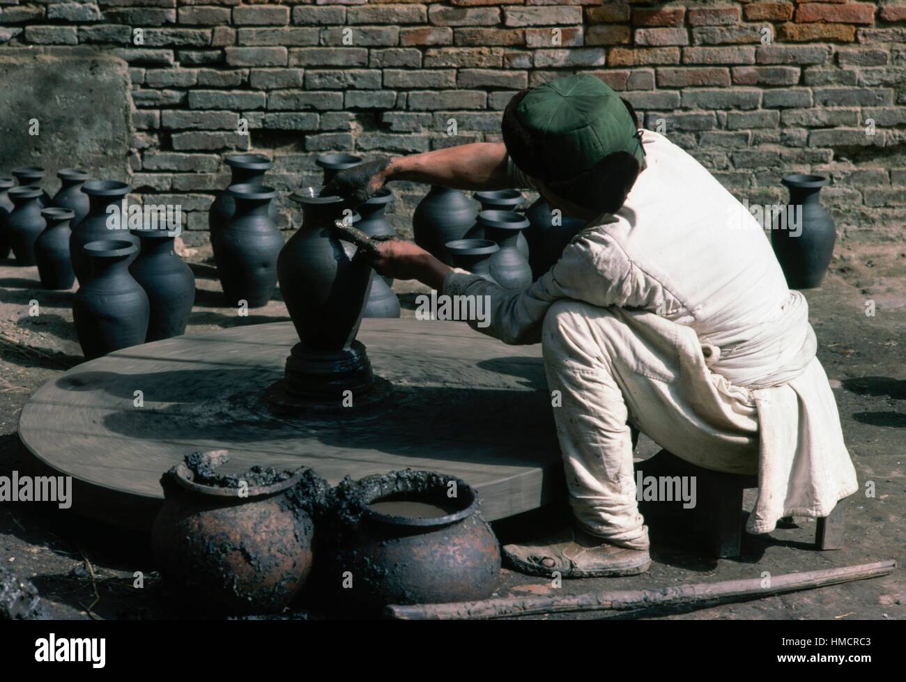 Potter making vessels hi-res stock photography and images - Alamy