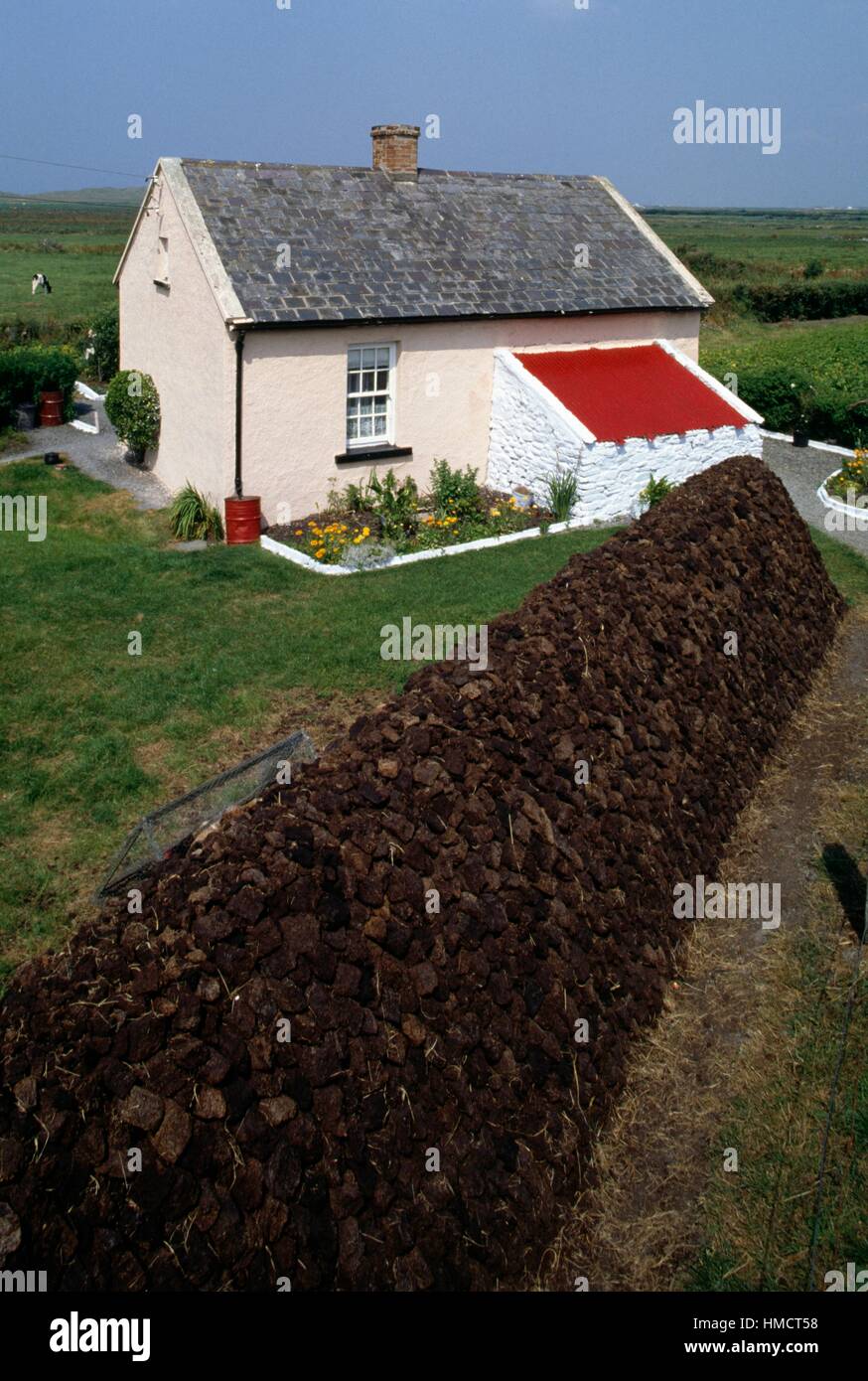 Turf house ireland hi-res stock photography and images - Alamy