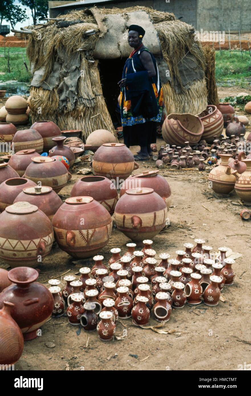 Ceramic pots for sale at the Mopti market, Mali Stock Photo - Alamy