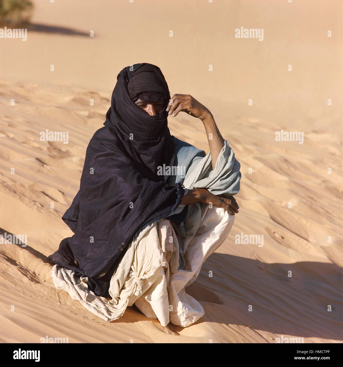 Tuareg man with a tagelmust wrapped around his head and face, Sahara ...