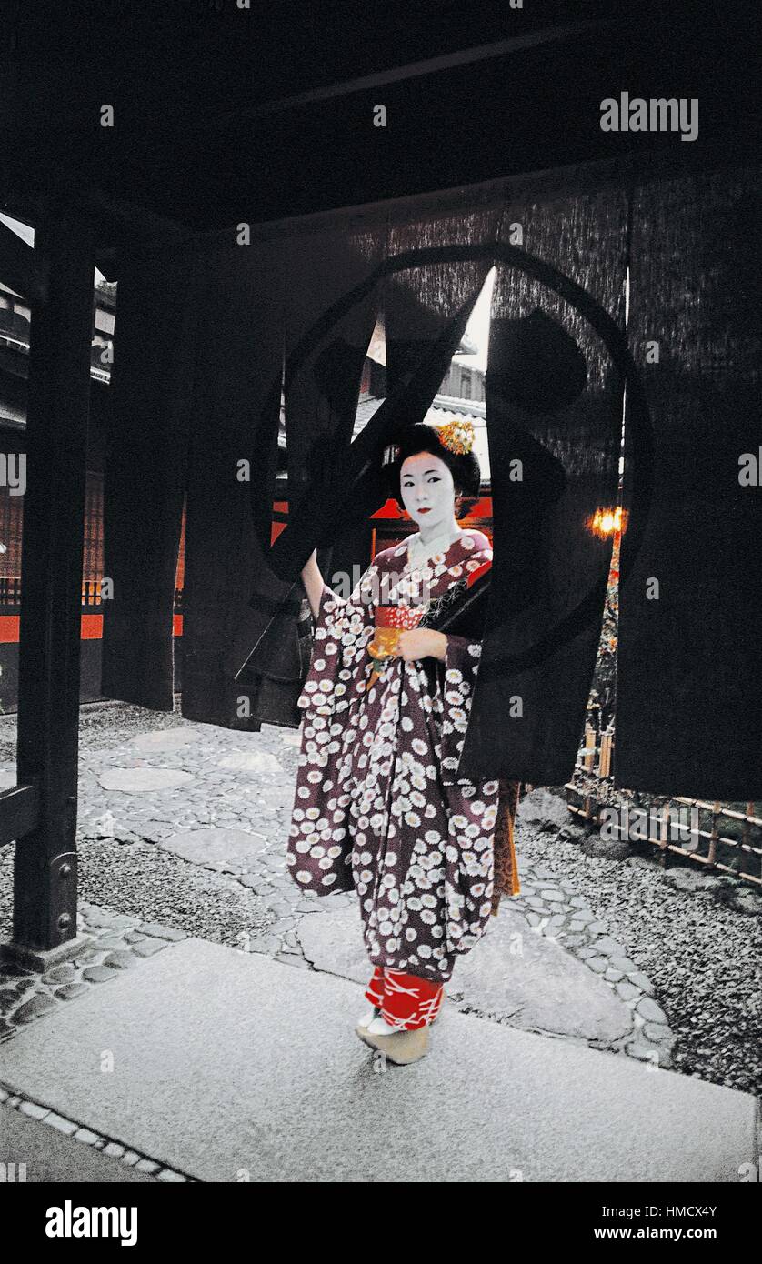 Maiko, an apprentice geisha, Kyoto, Japan Stock Photo - Alamy