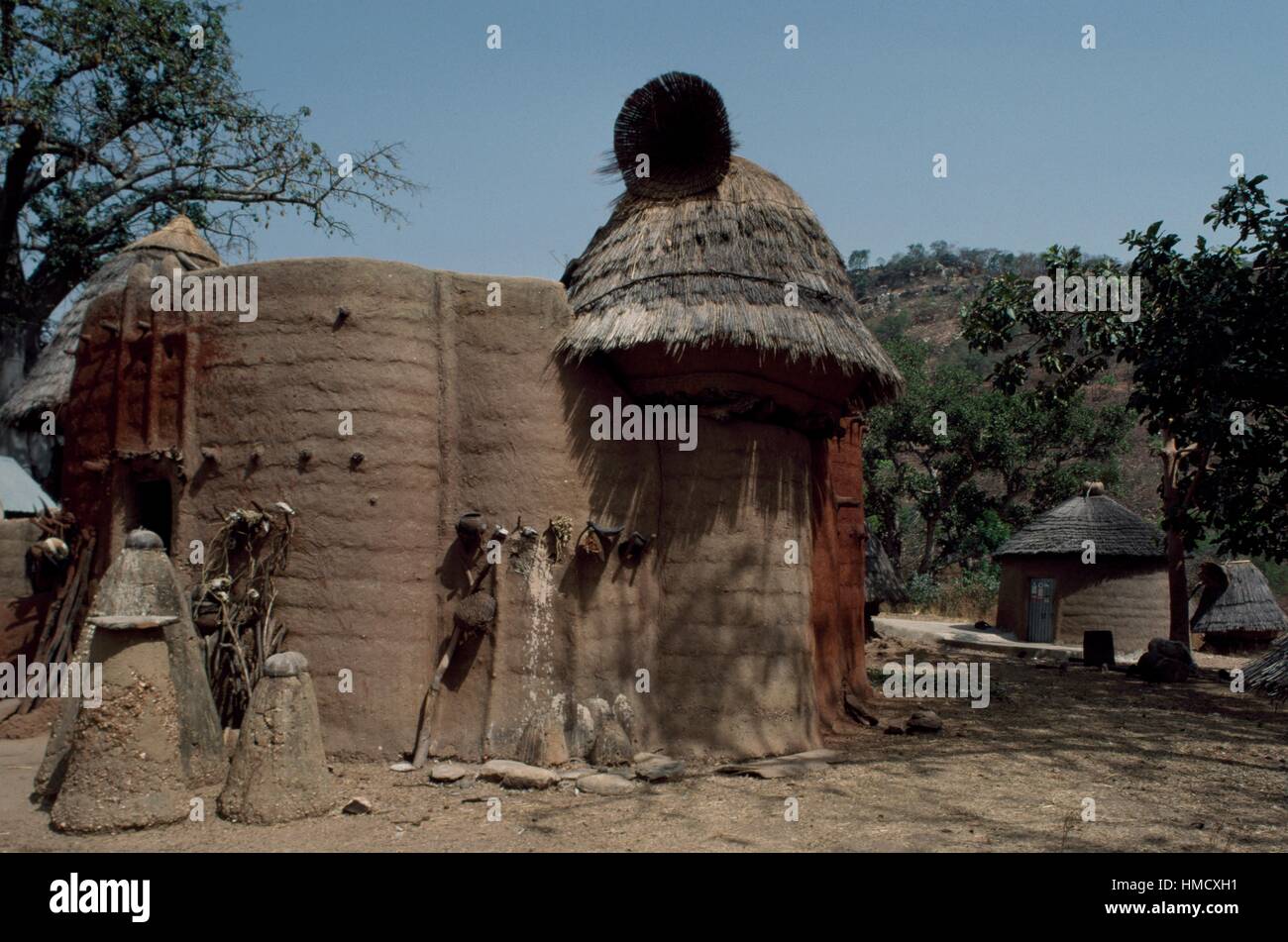 Village with circular huts and thatched roofs near Kande, Togo Stock ...