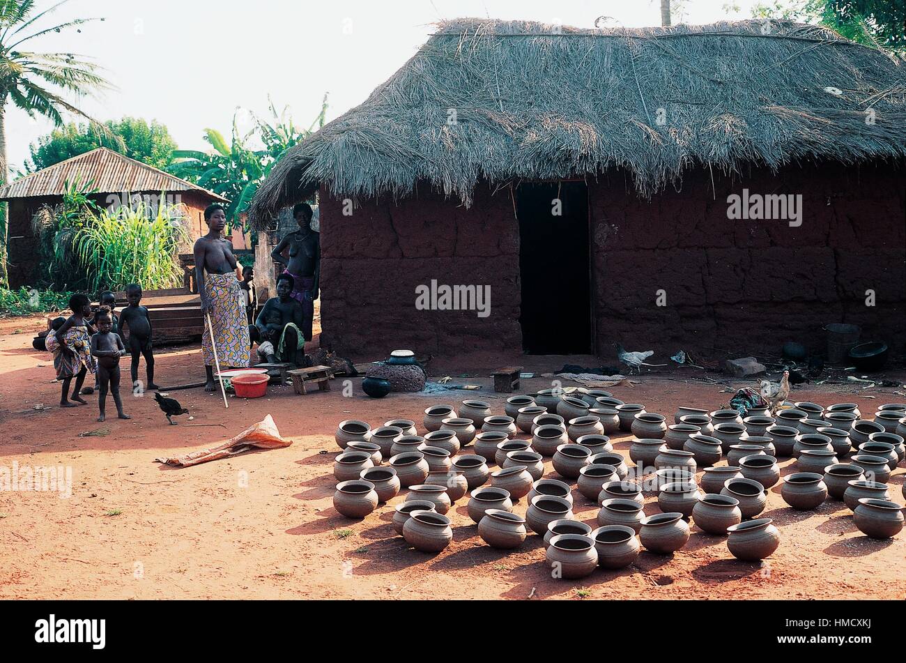 Benin village thatched hi-res stock photography and images - Alamy