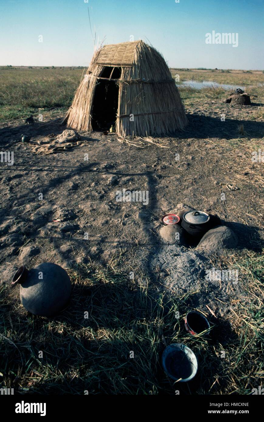 Grass hut and pots hi-res stock photography and images - Alamy