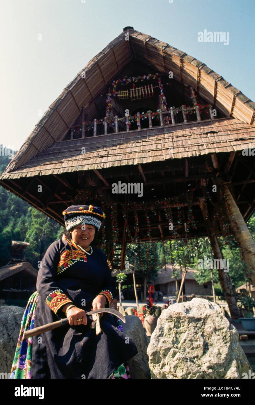 Aboriginal woman wearing traditional clothes hi-res stock photography ...