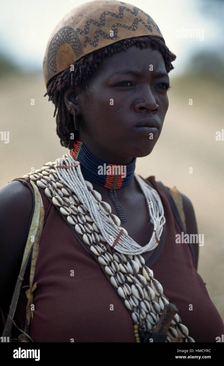 Shell headdress hi-res stock photography and images - Alamy
