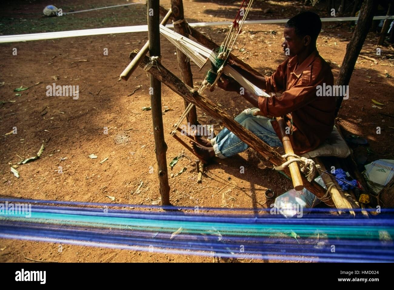 Man weaving loom hi-res stock photography and images - Alamy