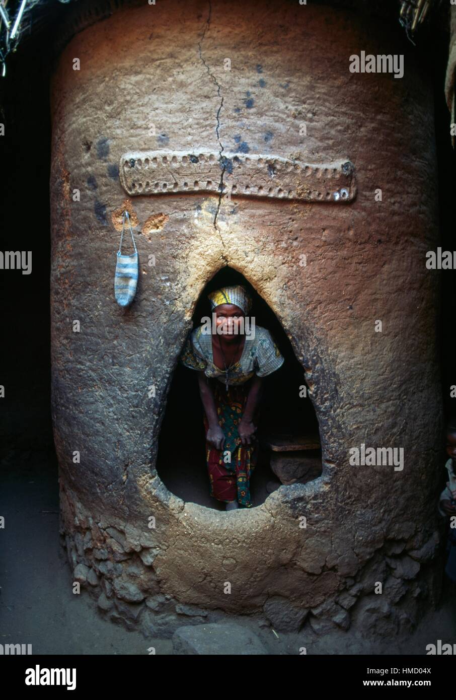 Women in village chiefs hut hi-res stock photography and images - Alamy