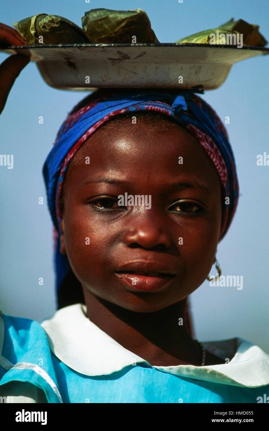A girl carrying a pot on her head, Ngaoundere, Cameroon Stock Photo - Alamy