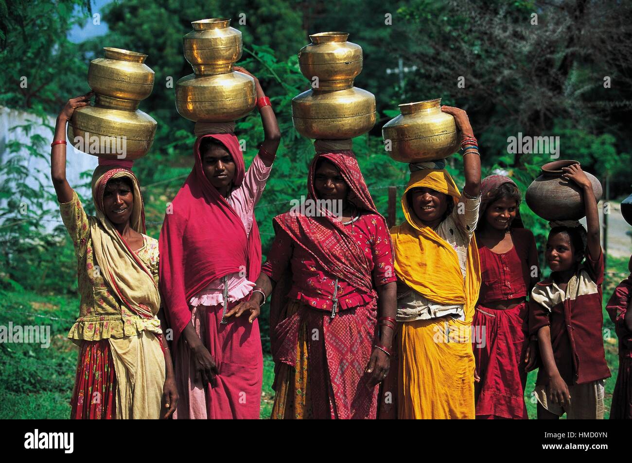 Carrying water jar jars head women hi-res stock photography and images ...