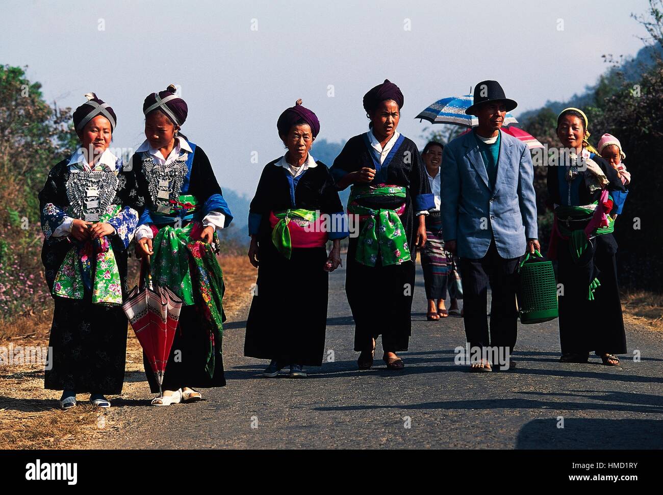 Young hmong men and women hi-res stock photography and images - Alamy