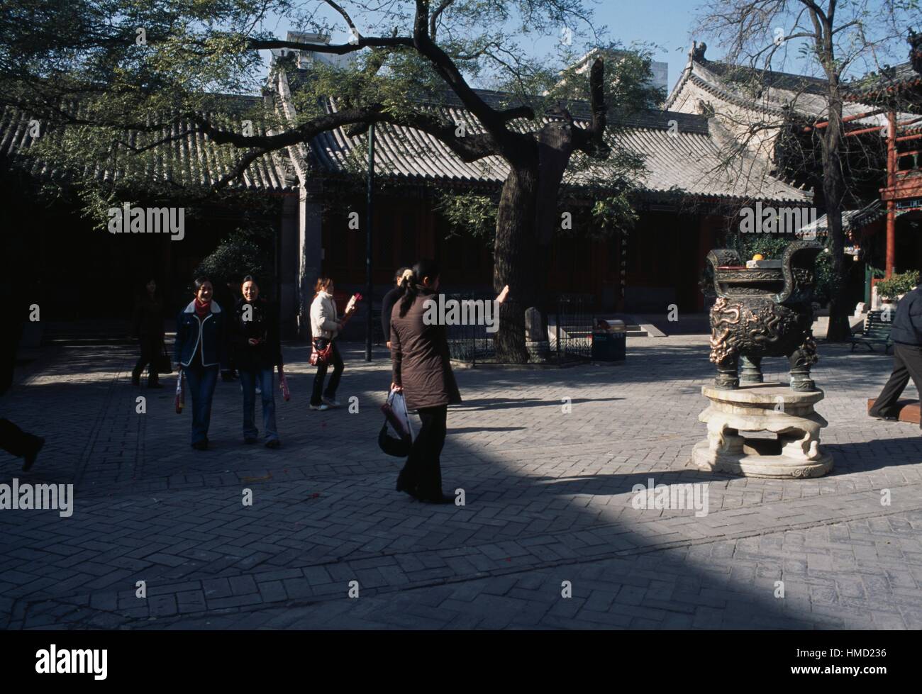 Visitors in the White cloud temple (Bai Yun Guan), 1224, Beijing, China, 13th century Stock ...