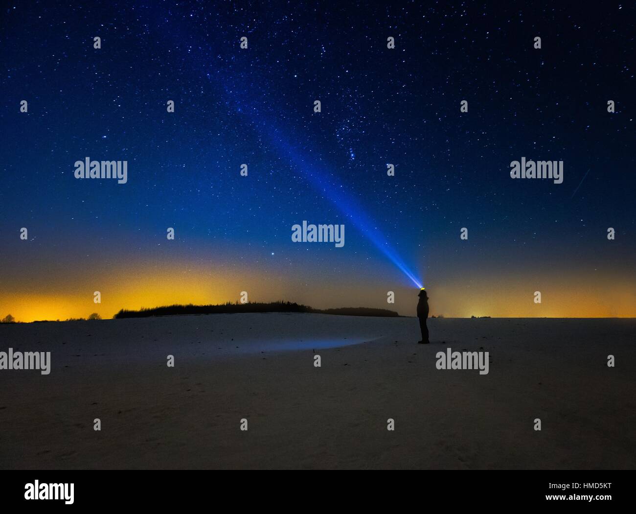 Night sky observer. Man with head flashlight pointing light on starry ...