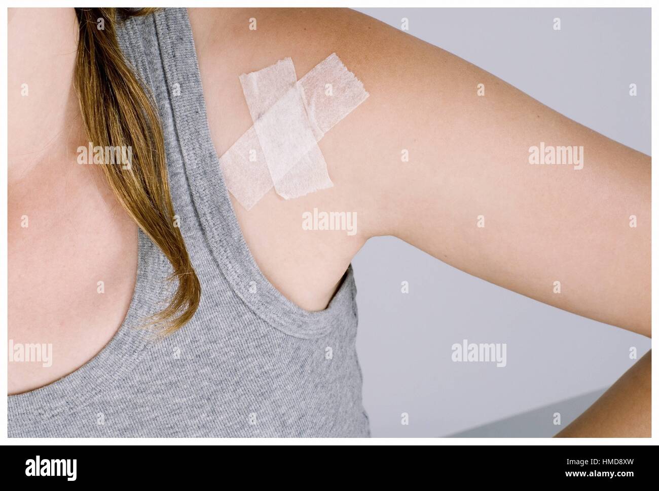 Shoulder wound hi-res stock photography and images - Alamy