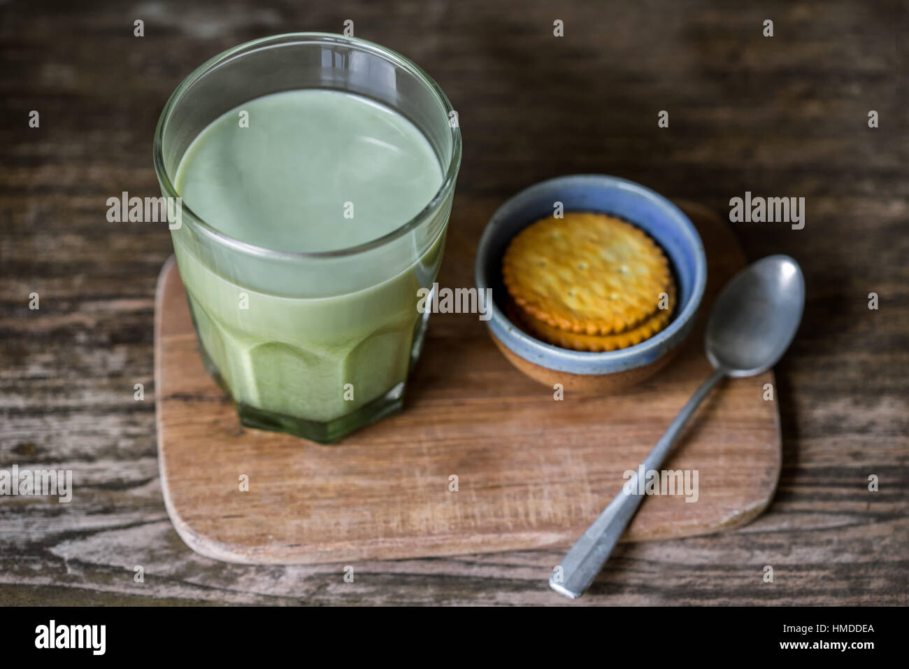 green powder heap isolated on white background Stock Photo - Alamy
