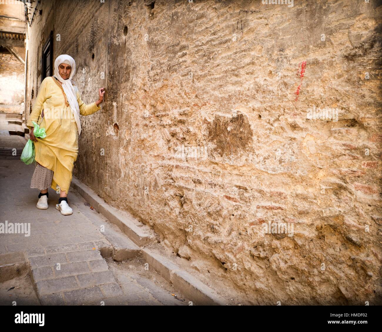 Moroccan woman walking on the medina fez hi-res stock photography and ...