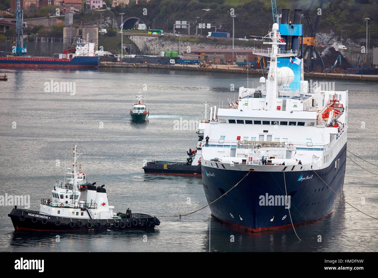 Berthing tugboat hi-res stock photography and images - Alamy