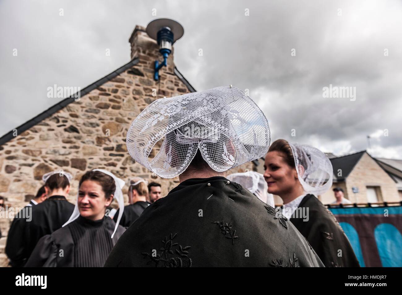 Breton traditional dress hi-res stock photography and images - Alamy