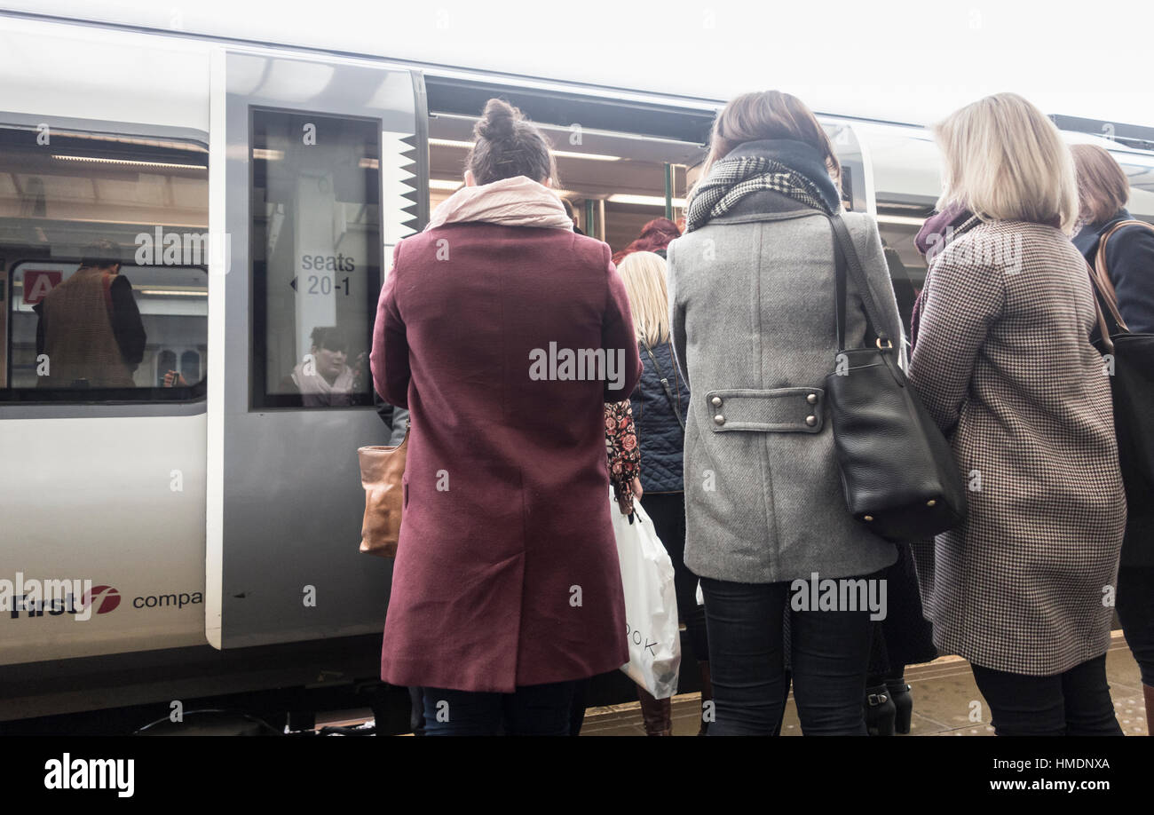 People boarding train at UK Railway station Stock Photo - Alamy