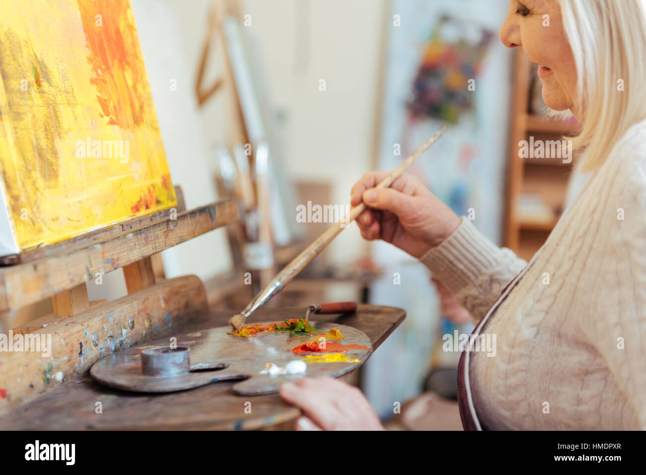 Female artist painting a picture in class Stock Photo - Alamy