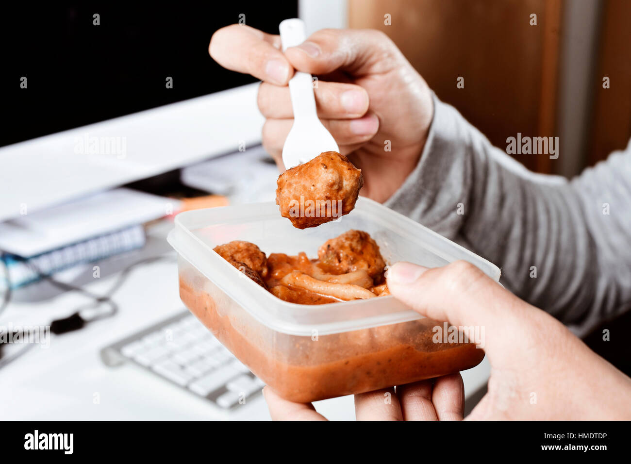 Man lunch office hi-res stock photography and images - Alamy