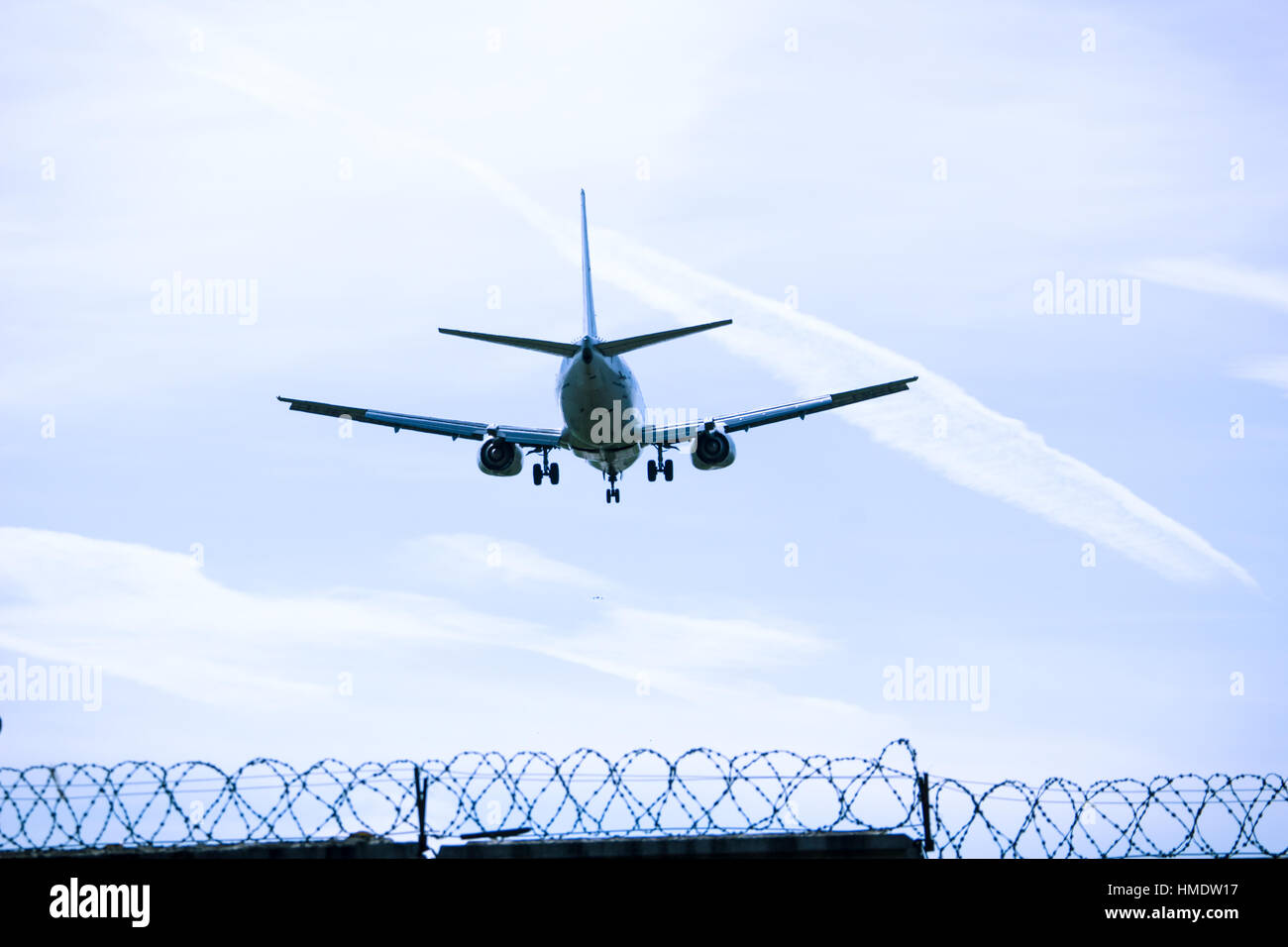 Overhead arriving commercial jet airliner hi-res stock photography and ...