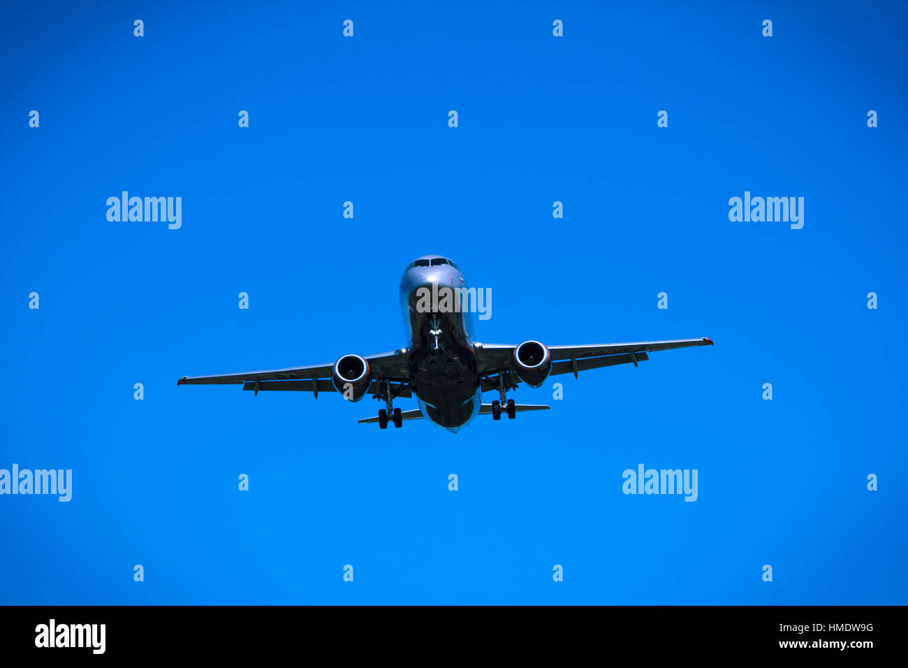Overhead arriving commercial jet airliner hi-res stock photography and ...