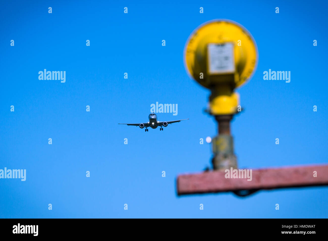 Overhead arriving commercial jet airliner hi-res stock photography and ...