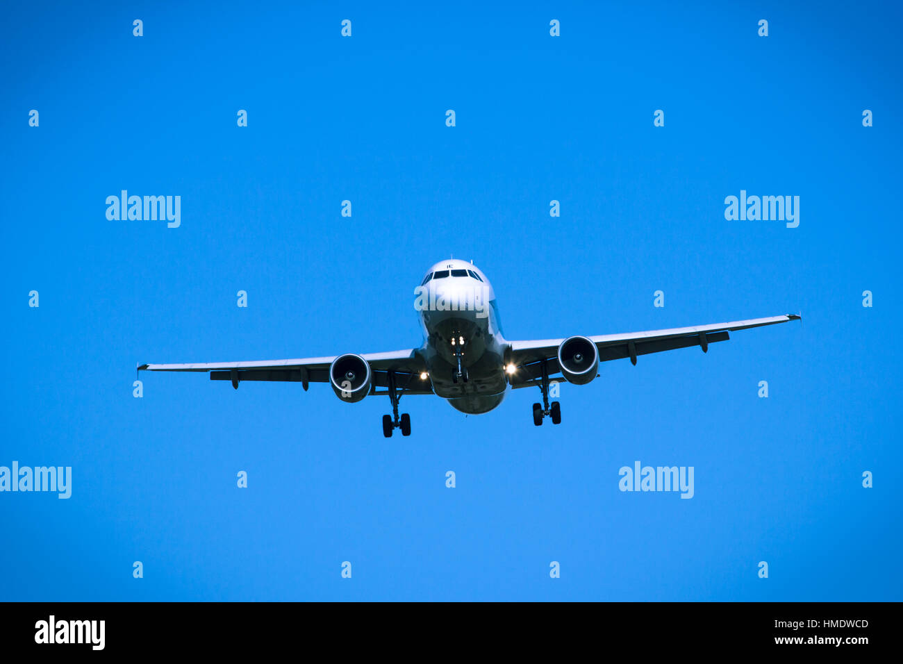 Overhead arriving commercial jet airliner hi-res stock photography and ...