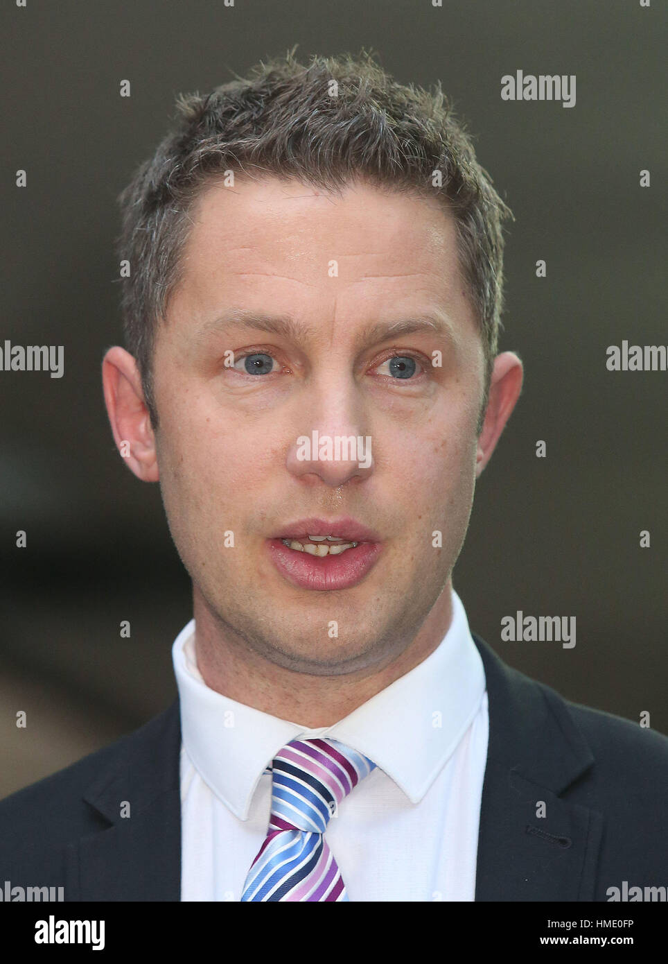 Detective Superintendent Nick John speaking outside Southwark Crown ...