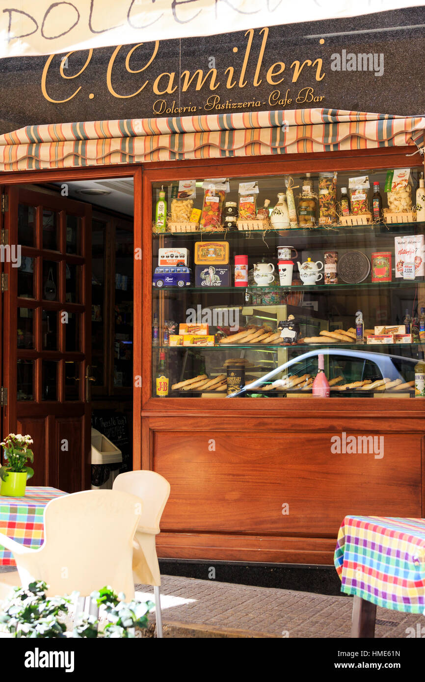 Bakery window display hi-res stock photography and images - Alamy