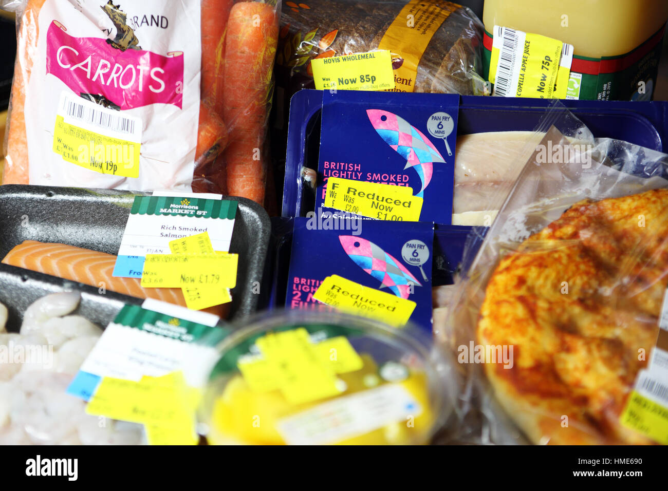 Supermarket reduction label hi-res stock photography and images - Alamy