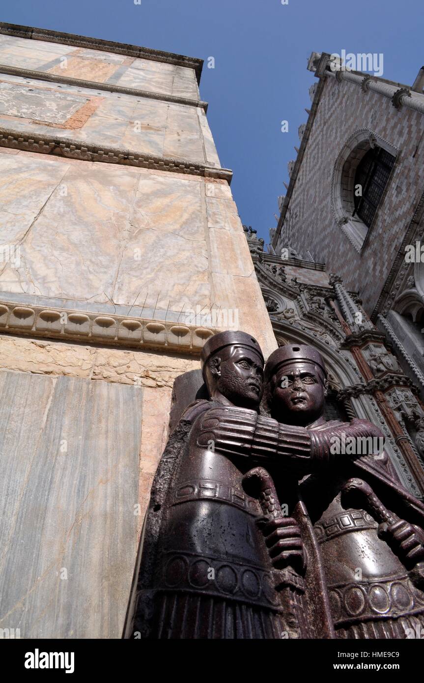 Statues at entrance palazzo ducale hi-res stock photography and images ...