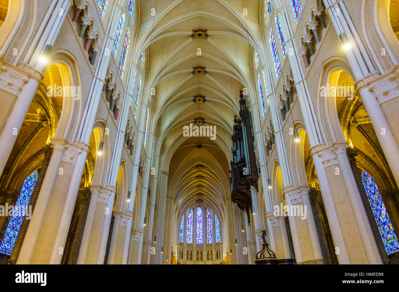 Chartres cathedral interior hi-res stock photography and images - Alamy