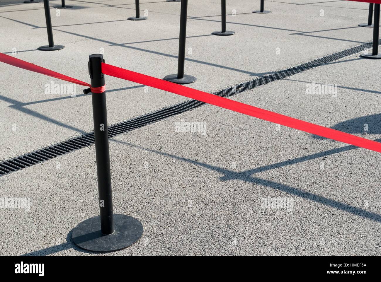 Queuing lines poles Stock Photo - Alamy
