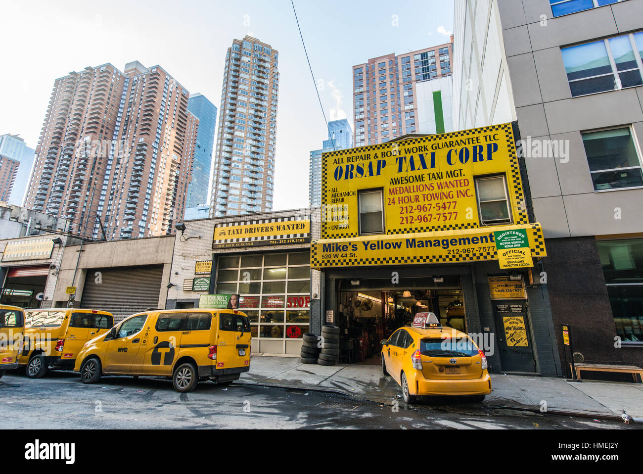 New york city street life hi-res stock photography and images - Alamy