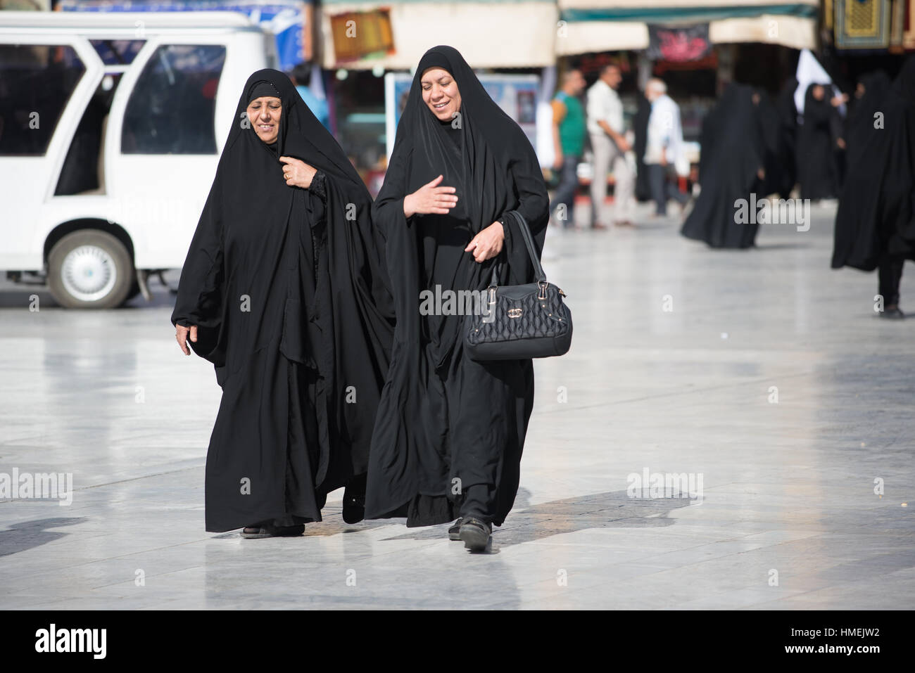 Iranian women wearing chador islamic hi-res stock photography and ...