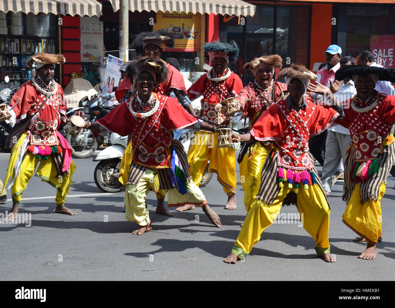 Street performance in India Stock Photo - Alamy