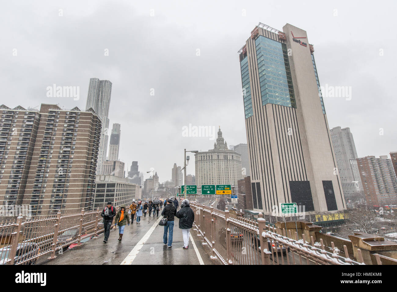 Brooklyn bridge pathway in winter Stock Photo - Alamy