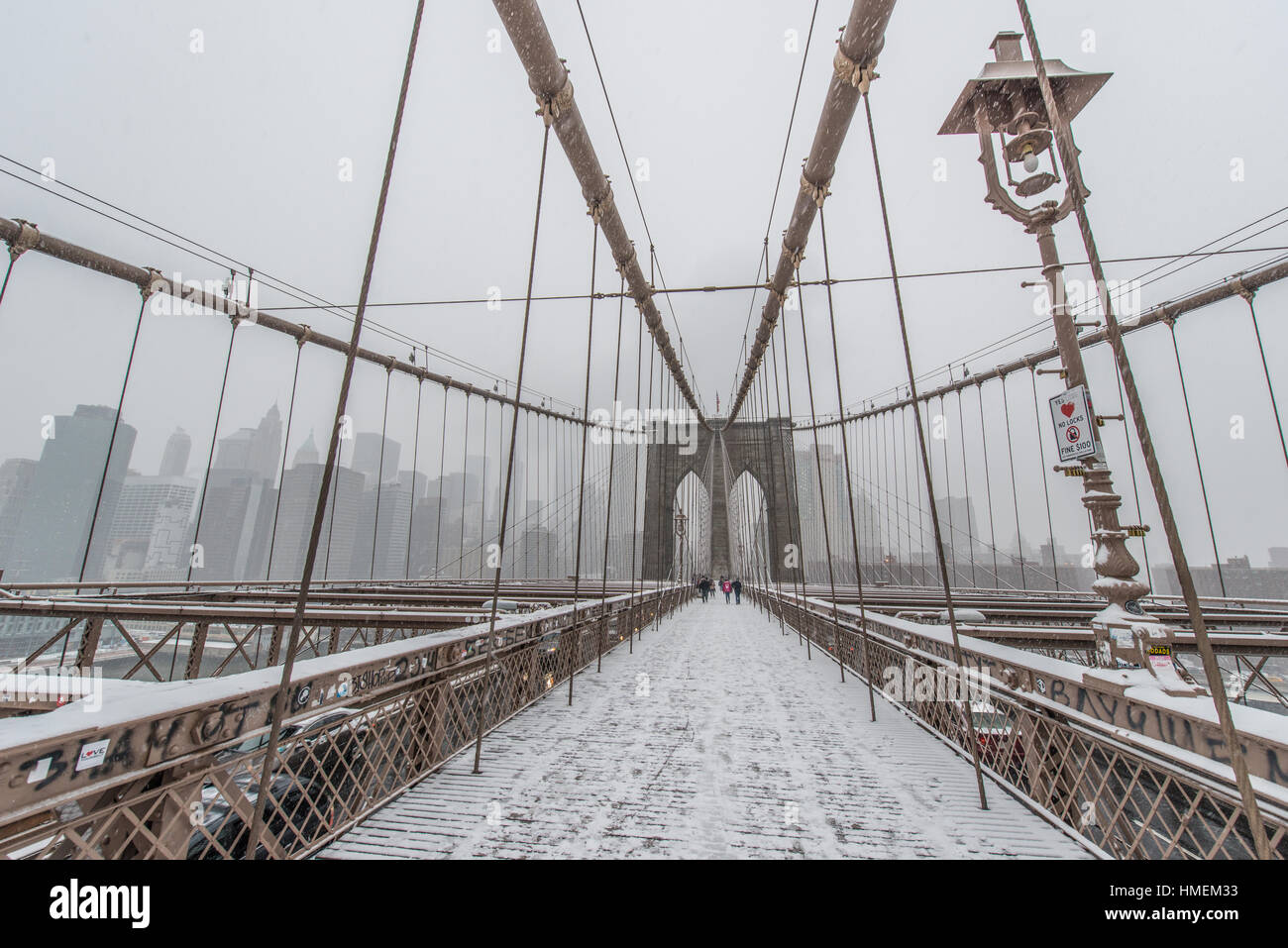 Brooklyn bridge pathway in winter Stock Photo - Alamy