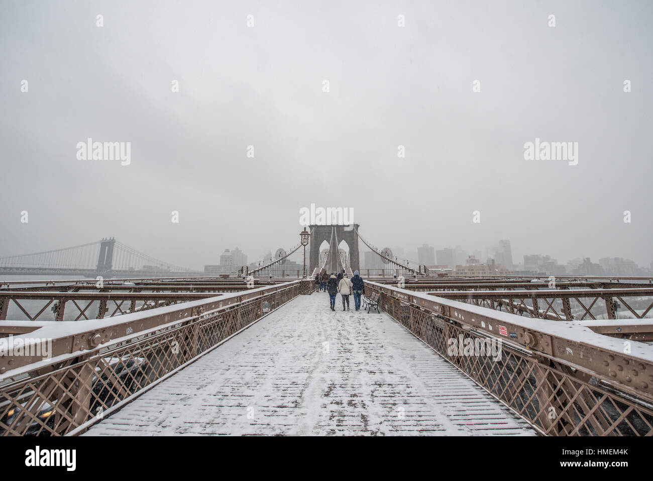 Brooklyn bridge pathway in winter Stock Photo - Alamy