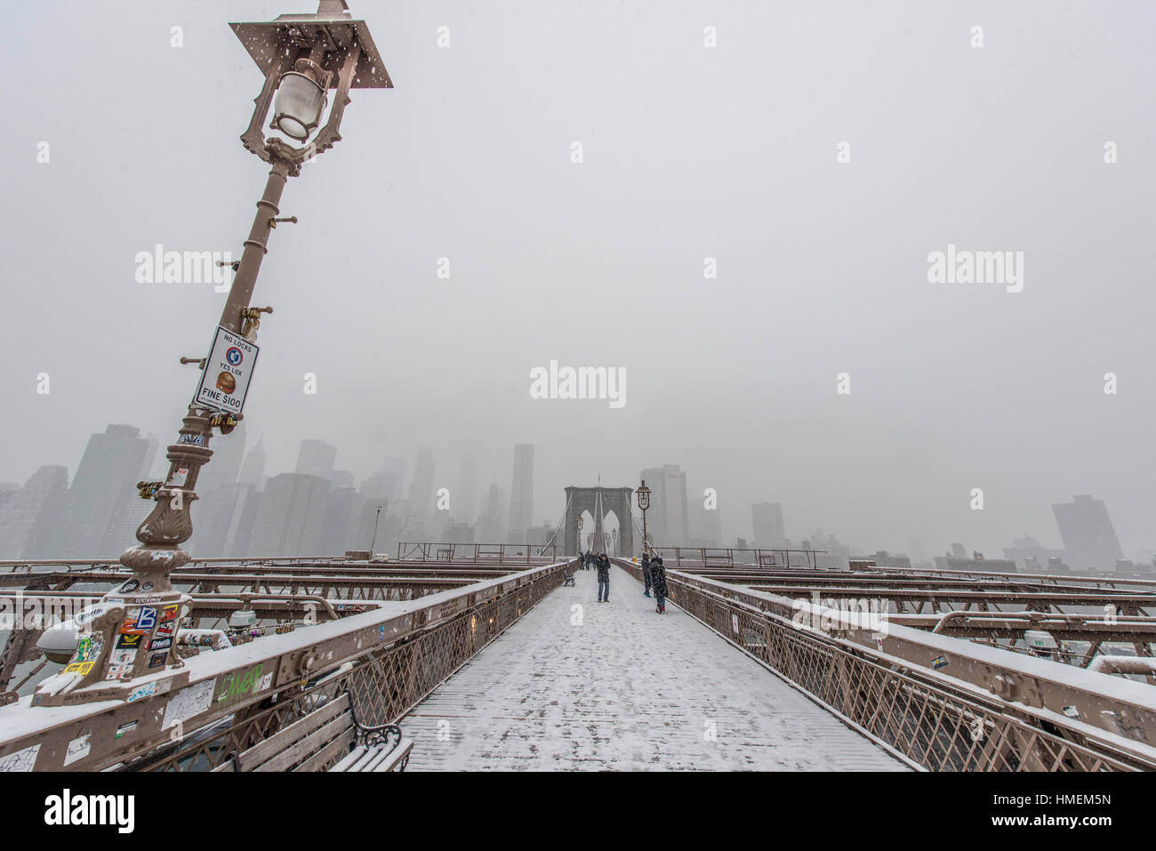 Brooklyn bridge pathway in winter Stock Photo - Alamy
