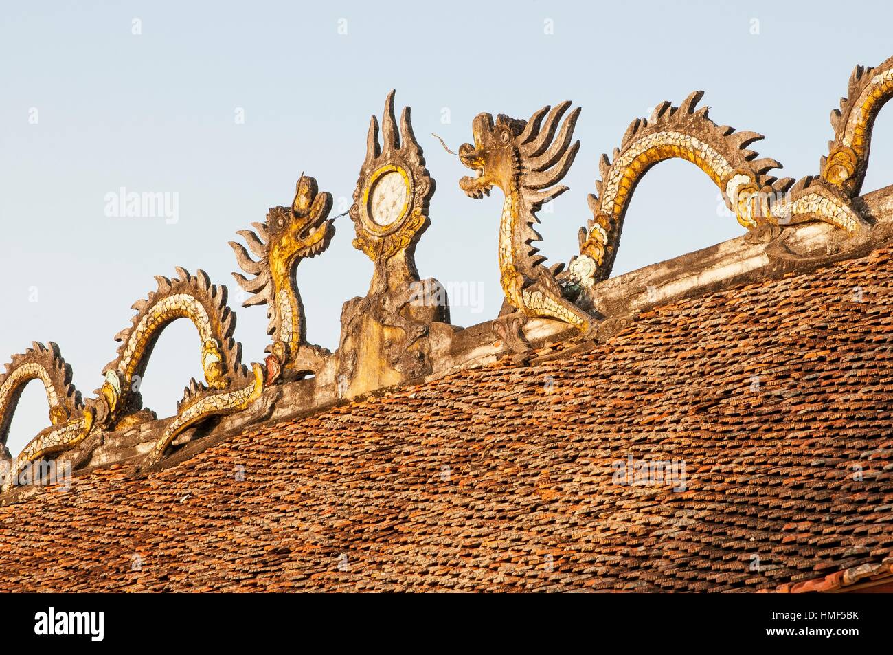Dragons on temple roof. Vietnam Stock Photo - Alamy