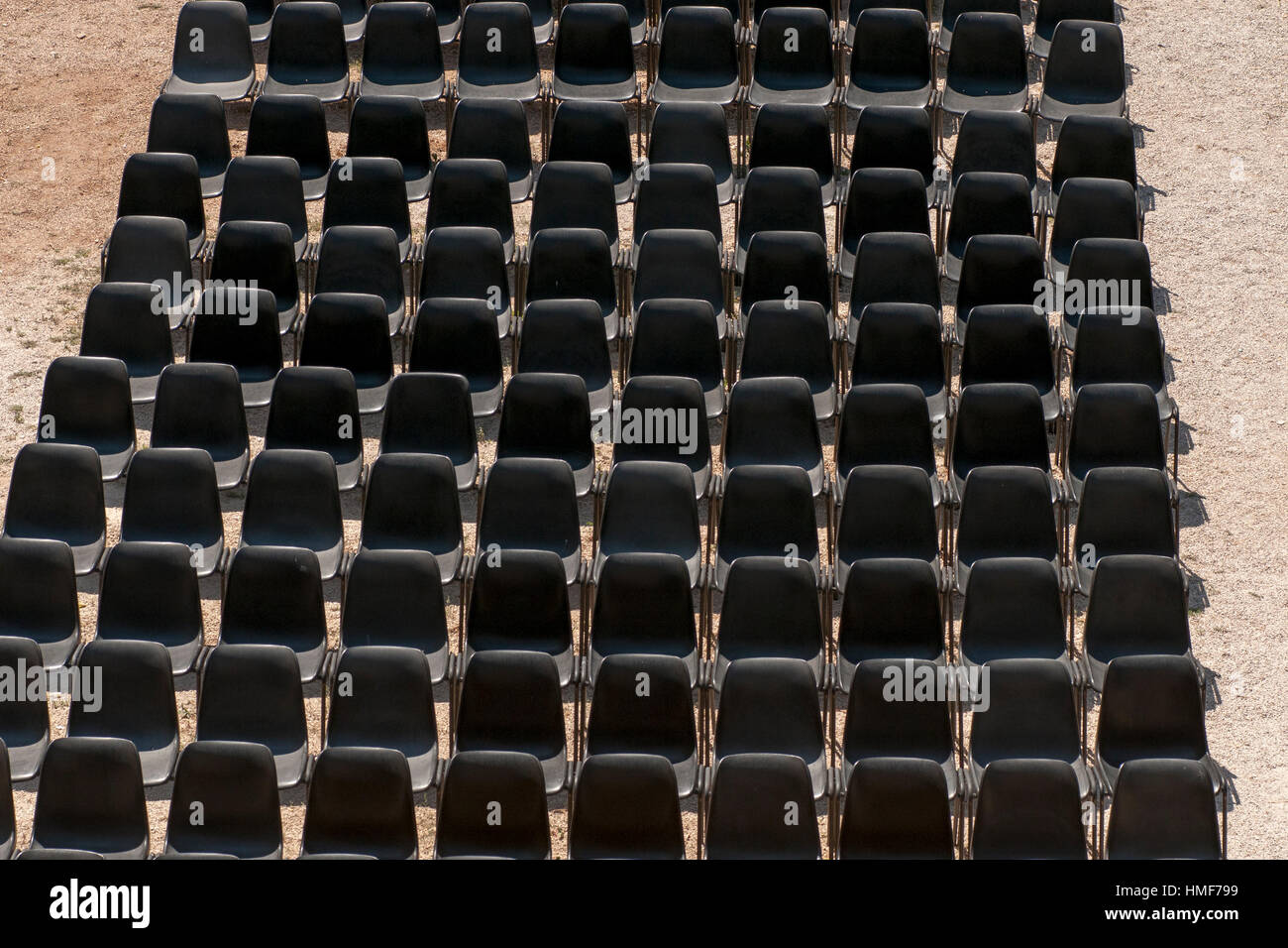 black chairs in a row Stock Photo - Alamy