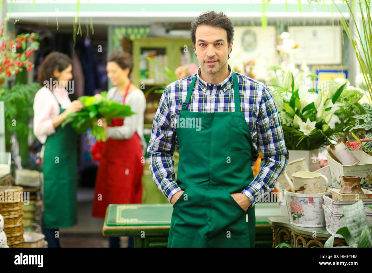 Florist in flower shop Stock Photo - Alamy