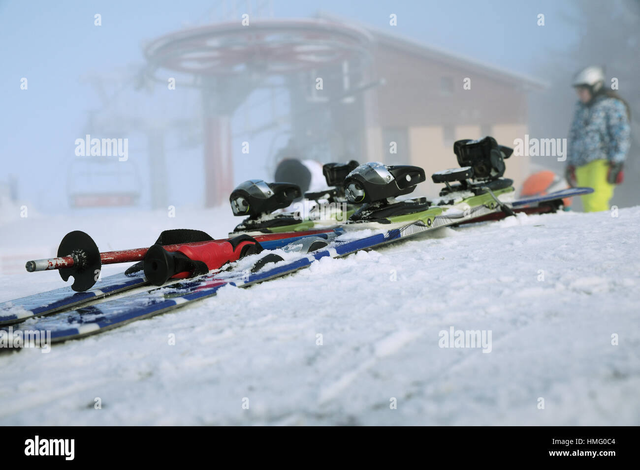 Detailed view of the ski bindings and skis lying on the piste Stock ...